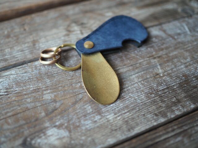 《受注製作》shoehorn type key case/靴べら付きキーケース | iichi 日々の暮らしを心地よくするハンドメイドやアンティークのマーケットプレイス