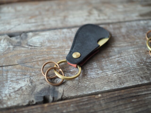 《受注製作》shoehorn type key case/靴べら付きキーケース | iichi 日々の暮らしを心地よくするハンドメイドやアンティークのマーケットプレイス