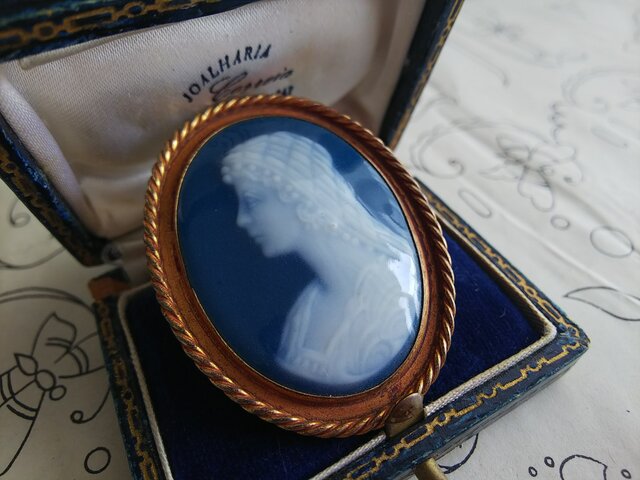 1930年代 Blue/white 美しい女性の磁器製ブローチ（5㎝×3㎝） | iichi 日々の暮らしを心地よくするハンドメイドやアンティークのマーケットプレイス