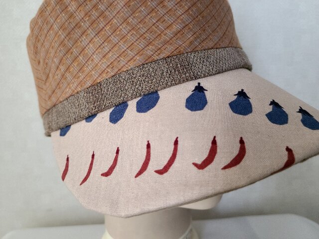 魅せる帽子☆【New Design!!】 大きいブリムの綿麻リメイクキャスケット～ベージュ | iichi 日々の暮らしを心地よくするハンドメイドやアンティークのマーケットプレイス