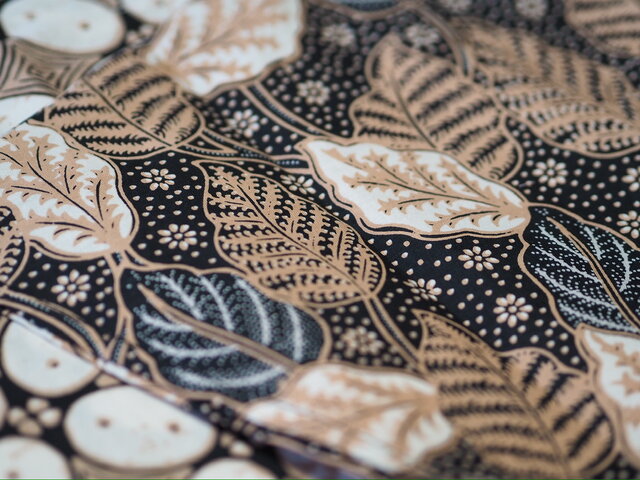 ボタニカル柄／クロップドギャザーブラウス | iichi 日々の暮らしを心地よくするハンドメイドやアンティークのマーケットプレイス