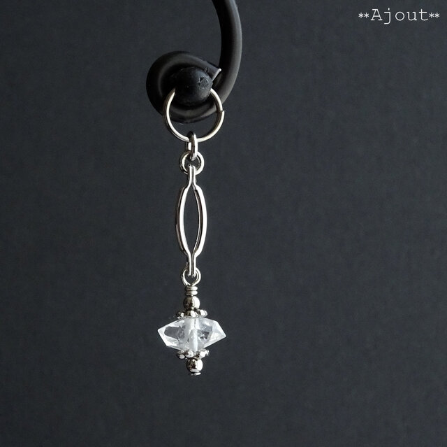 ハーキマーダイヤモンドのスマホピアス《MA-107》 | iichi 日々の暮らしを心地よくするハンドメイドやアンティークのマーケットプレイス