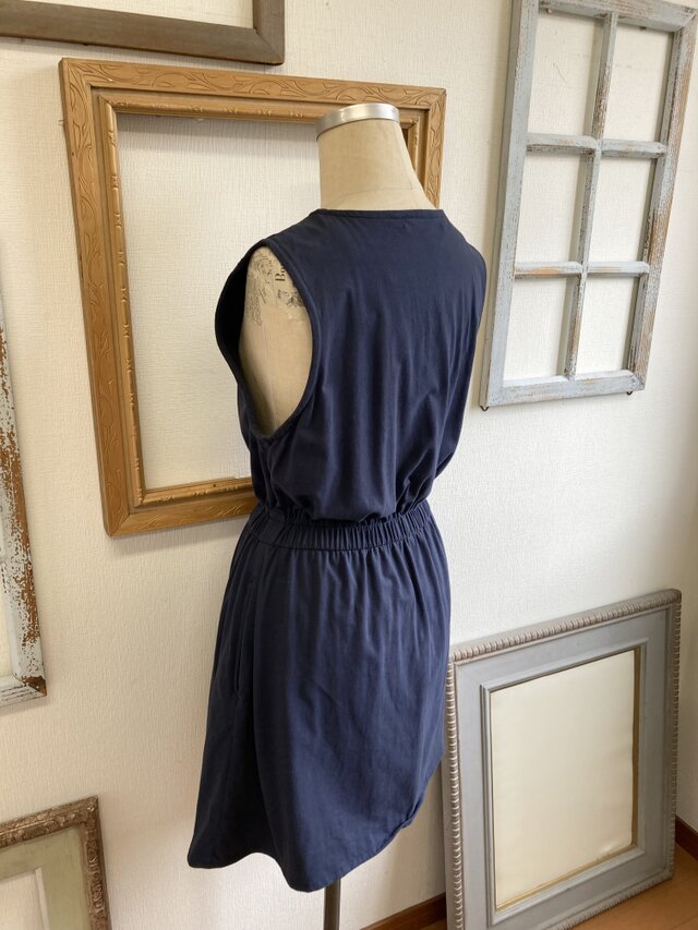 スッキリシルエット ️ウエストシェイプのノースリーブチュニック ネイビー（サイズフリー L） | iichi 日々の暮らしを心地よくするハンドメイドやアンティークのマーケットプレイス