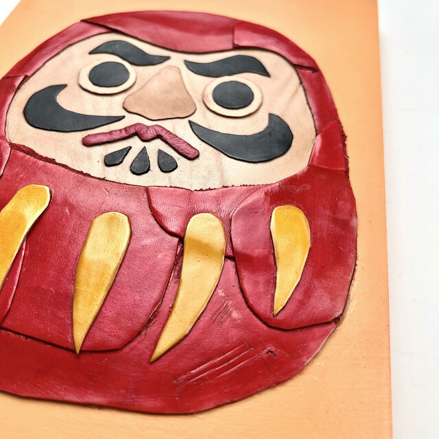 レザーのコラージュアート（ダルマ）革 A4サイズ 木製パネル | iichi 日々の暮らしを心地よくするハンドメイドやアンティークのマーケットプレイス