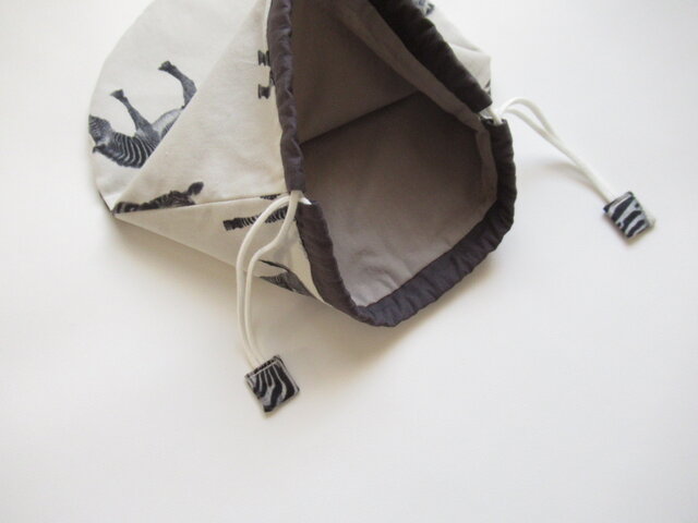 雫のようなきんちゃく グレー、シマウマ | iichi 日々の暮らしを心地よくするハンドメイドやアンティークのマーケットプレイス