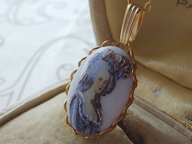 ヴィンテージ マリー･アントワネット（Blue系）Aランク ネックレス | iichi 日々の暮らしを心地よくするハンドメイドやアンティークのマーケットプレイス