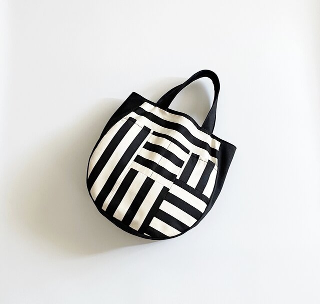 黒白ボーダーパッチワーク*ラウンド型バッグ 外ポケット 太ストライプ A4 | iichi 日々の暮らしを心地よくするハンドメイドやアンティークのマーケットプレイス