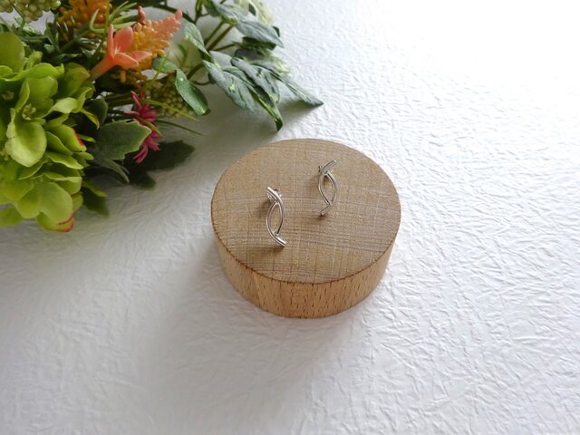 リーフのシンプルプチピアスL | iichi 日々の暮らしを心地よくするハンドメイドやアンティークのマーケットプレイス