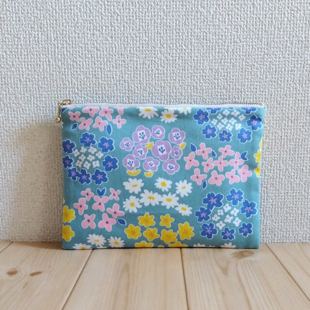大きめ20cm 花柄フラットポーチ 内ポケット 水色 283 | iichi 日々の暮らしを心地よくするハンドメイドやアンティークのマーケットプレイス