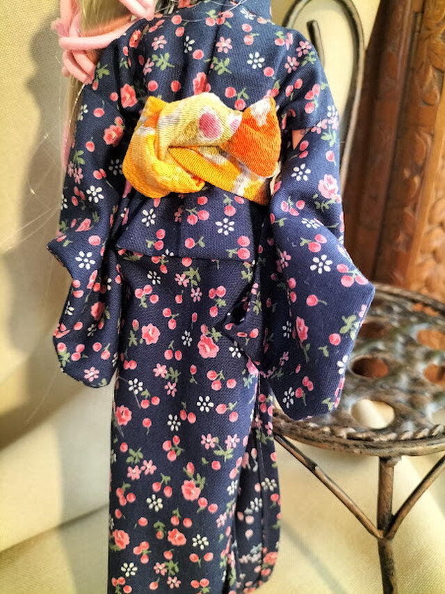 りかちゃん or ブライス用 浴衣と帯（紺色に小さな花柄） | iichi 日々の暮らしを心地よくするハンドメイドやアンティークのマーケットプレイス