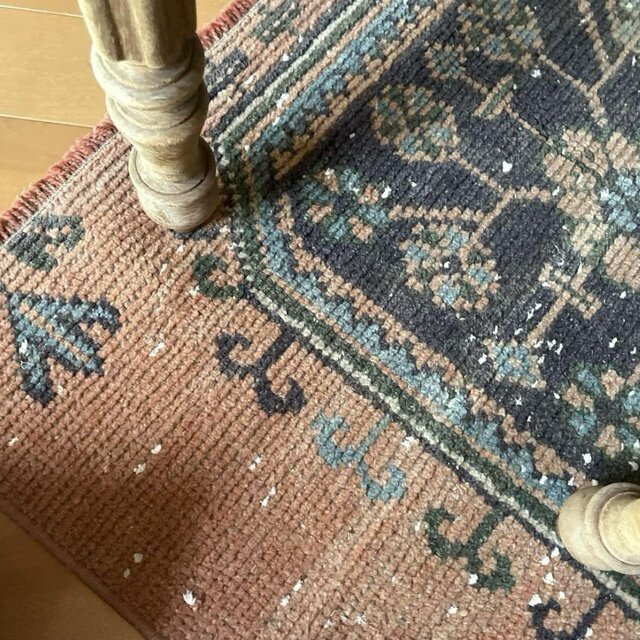 60×79 くすみ落ち着きオレンジ 大きなボタニカル柄 トルコヴィンテージラグ | iichi 日々の暮らしを心地よくするハンドメイドやアンティークのマーケットプレイス