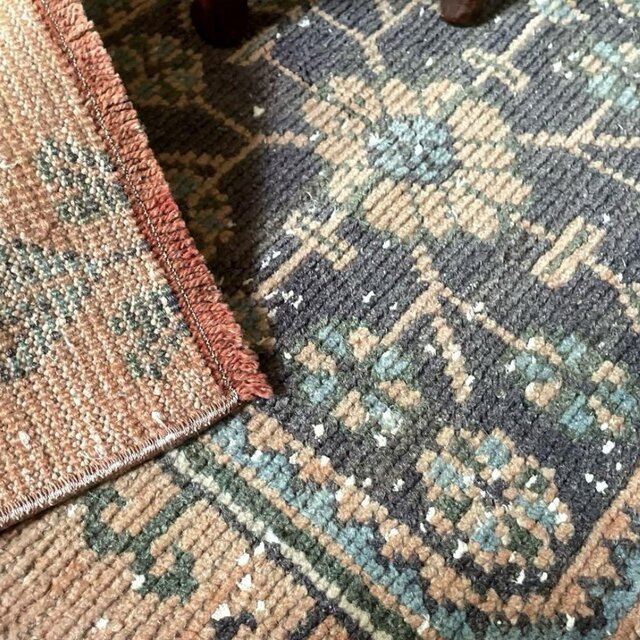 60×79 くすみ落ち着きオレンジ 大きなボタニカル柄 トルコヴィンテージラグ | iichi 日々の暮らしを心地よくするハンドメイドやアンティークのマーケットプレイス