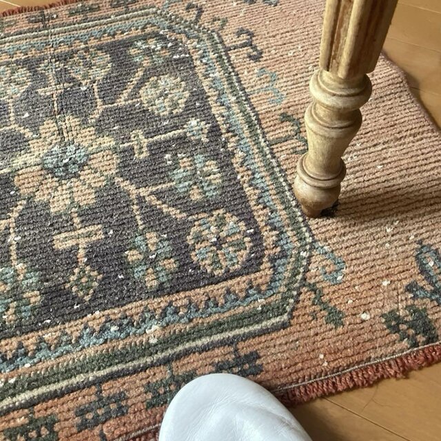 60×79 くすみ落ち着きオレンジ 大きなボタニカル柄 トルコヴィンテージラグ | iichi 日々の暮らしを心地よくするハンドメイドやアンティークのマーケットプレイス