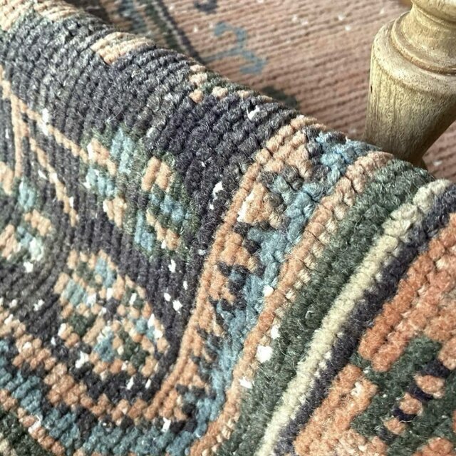 60×79 くすみ落ち着きオレンジ 大きなボタニカル柄 トルコヴィンテージラグ | iichi 日々の暮らしを心地よくするハンドメイドやアンティークのマーケットプレイス