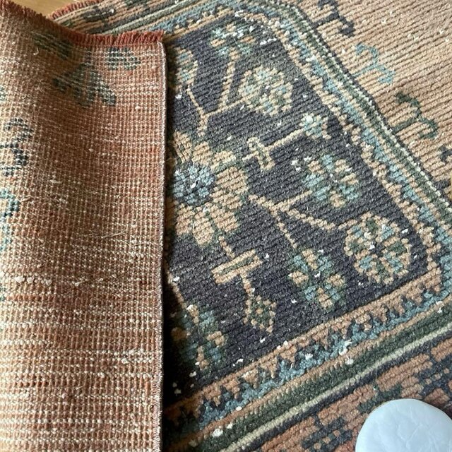 60×79 くすみ落ち着きオレンジ 大きなボタニカル柄 トルコヴィンテージラグ | iichi 日々の暮らしを心地よくするハンドメイドやアンティークのマーケットプレイス