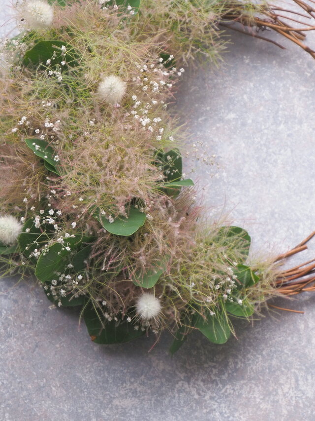 スモークツリーの三日月リース | iichi 日々の暮らしを心地よくするハンドメイドやアンティークのマーケットプレイス