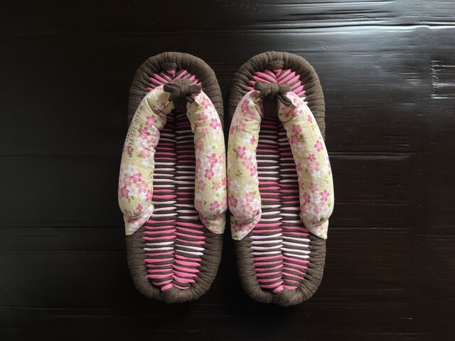 【ふちどりデザイン】23cm 桜 ピンク 布ぞうり【No.247】 | iichi 日々の暮らしを心地よくするハンドメイドやアンティークのマーケットプレイス