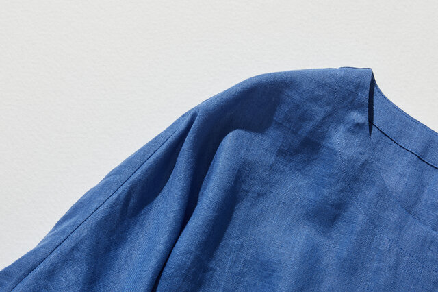 ゆるっと差の付くリネントップス 五分袖ブラウス 爽やかな青色 230402-5 | iichi 日々の暮らしを心地よくするハンドメイドやアンティークのマーケットプレイス