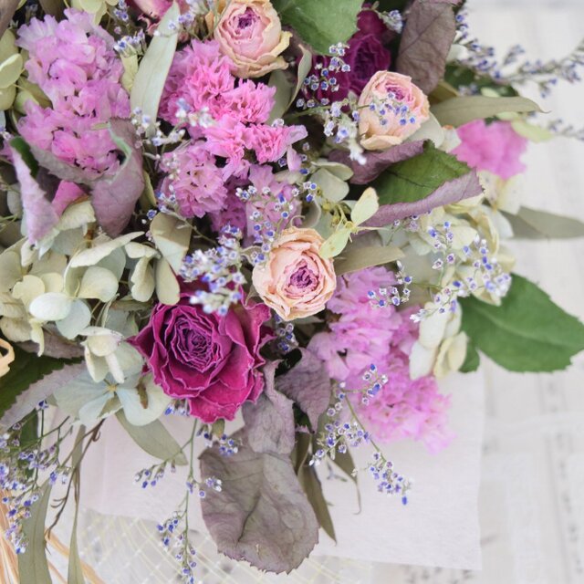 アンティークローズのナチュラルバスケットアレンジ | iichi 日々の暮らしを心地よくするハンドメイドやアンティークのマーケットプレイス