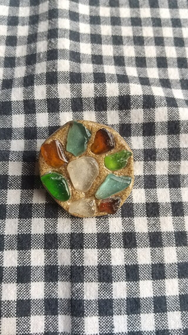 シーグラスブローチNo.1 | iichi 日々の暮らしを心地よくするハンドメイドやアンティークのマーケットプレイス