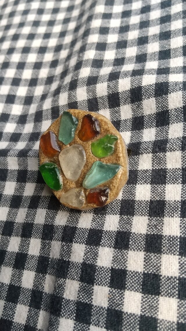 シーグラスブローチNo.1 | iichi 日々の暮らしを心地よくするハンドメイドやアンティークのマーケットプレイス