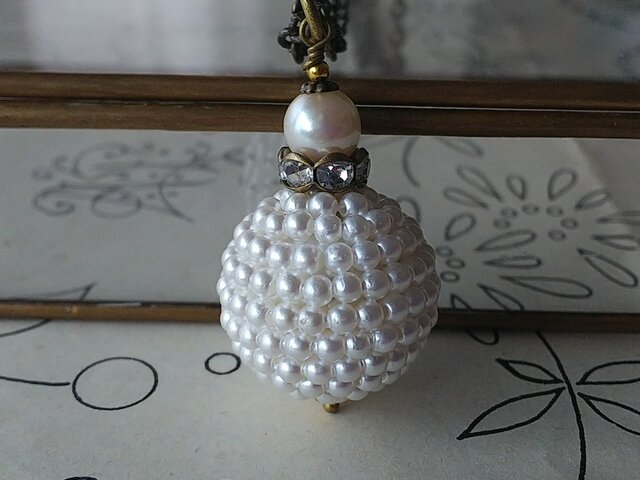 ヴィンテージ Pearlビーズ（21㎜）真鍮古美トーンのネックレス 70㎝ | iichi 日々の暮らしを心地よくするハンドメイドやアンティークのマーケットプレイス