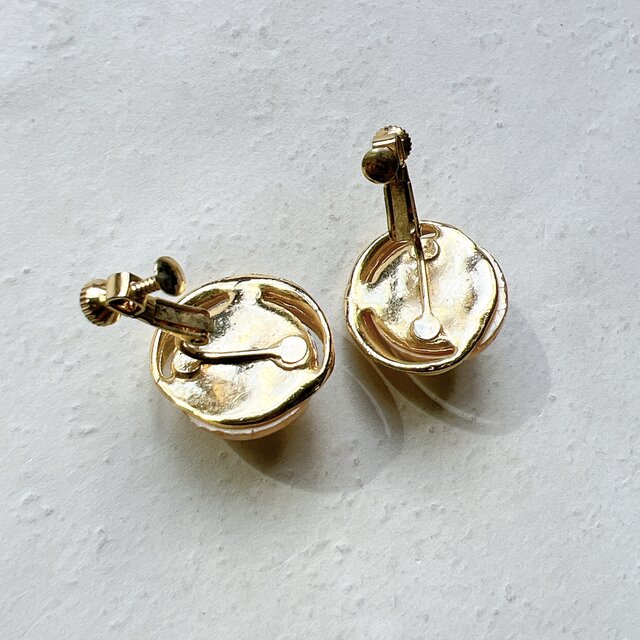 Y991-ヴィンテージイヤリング U.S.A. Acrylic cabochon filled aurora chips | iichi 日々の暮らしを心地よくするハンドメイドやアンティークの ...