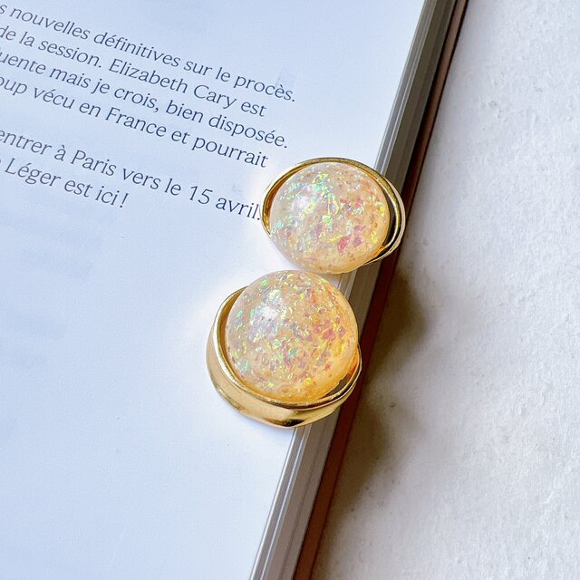 Y991-ヴィンテージイヤリング U.S.A. Acrylic cabochon filled aurora chips | iichi 日々の暮らしを心地よくするハンドメイドやアンティークの ...