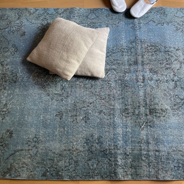 113×209 空色オーバーダイ メダリオン クラシカル トルコヴィンテージラグ | iichi 日々の暮らしを心地よくするハンドメイドやアンティークのマーケットプレイス