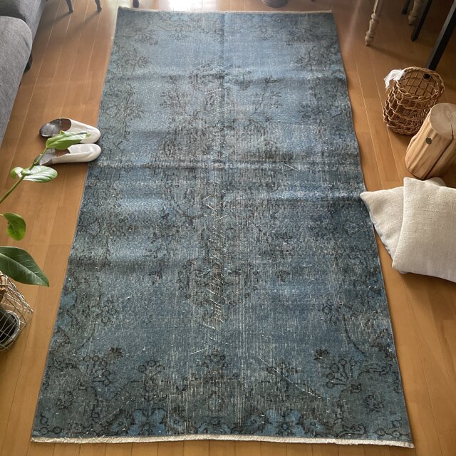 113×209 空色オーバーダイ メダリオン クラシカル トルコヴィンテージラグ | iichi 日々の暮らしを心地よくするハンドメイドやアンティークのマーケットプレイス