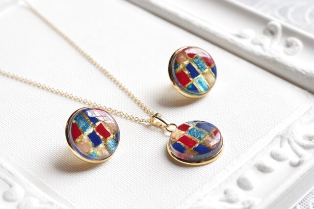 レジンアート タイルのラウンドペンダント〈地中海〉 | iichi 日々の暮らしを心地よくするハンドメイドやアンティークのマーケットプレイス