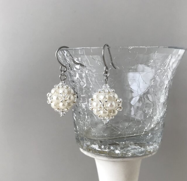 ビーズボール の クラシカル ピアス パール ホワイト 白 | iichi 日々の暮らしを心地よくするハンドメイドやアンティークのマーケットプレイス