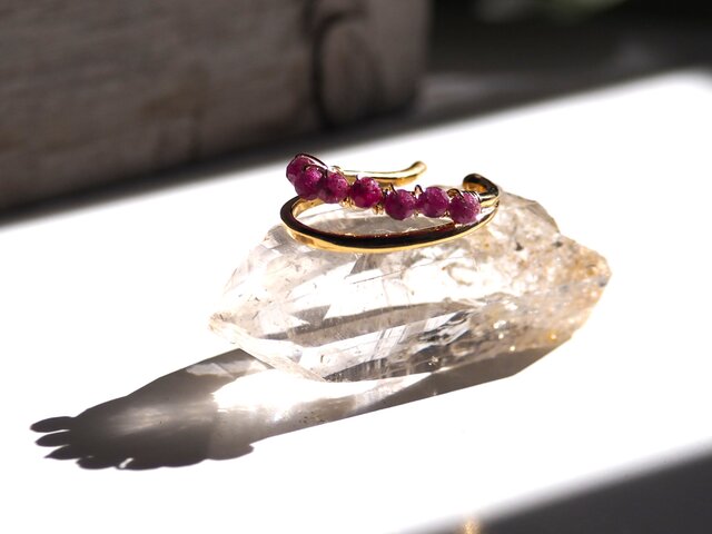 ルビーイヤーカフ 片耳 Ruby | iichi 日々の暮らしを心地よくするハンドメイドやアンティークのマーケットプレイス