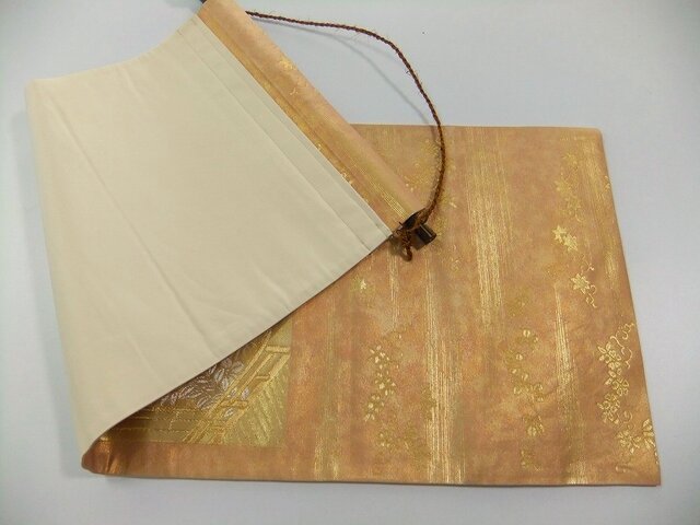 【a16a-1985】和風・タペストリー/佇むお姫様文様/帯リメイク | iichi 日々の暮らしを心地よくするハンドメイドやアンティークのマーケットプレイス