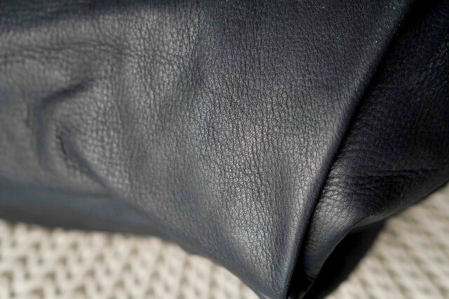 シルキータッチしっとりレザー⁂軽く柔らかい袋タイプ・LUA(LA003)＃墨黒⁂ | iichi 日々の暮らしを心地よくするハンドメイドやアンティークのマーケットプレイス