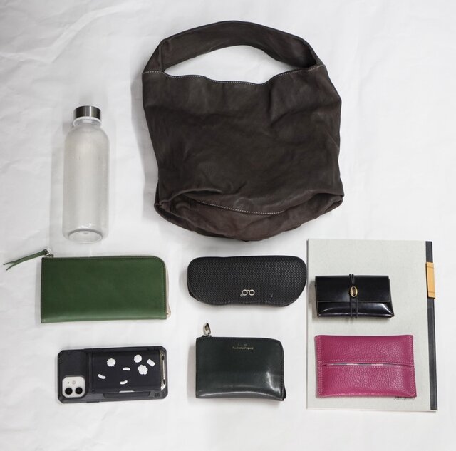 シルキータッチしっとりレザー⁂軽く柔らかい袋ショルダーバッグ・LUA(LA002)＃墨黒⁂ | iichi 日々の暮らしを心地よくするハンドメイドやアンティークのマーケットプレイス