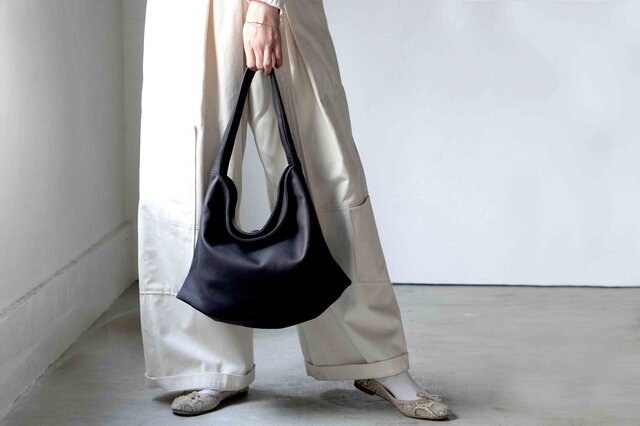 シルキータッチしっとりレザー⁂軽く柔らかい袋タイプ・LUA(LA001)＃漆黒⁂ | iichi 日々の暮らしを心地よくするハンドメイドやアンティークのマーケットプレイス