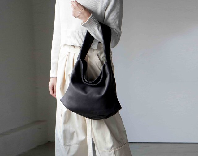 シルキータッチしっとりレザー⁂軽く柔らかい袋タイプ・LUA(LA001)＃漆黒⁂ | iichi 日々の暮らしを心地よくするハンドメイドやアンティークのマーケットプレイス