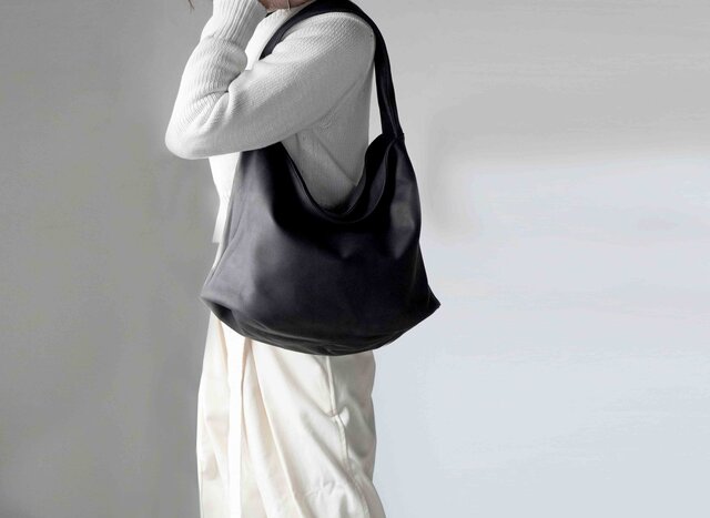 シルキータッチしっとりレザー⁂軽く柔らかい袋タイプ・LUA(LA001)＃漆黒⁂ | iichi 日々の暮らしを心地よくするハンドメイドやアンティークのマーケットプレイス