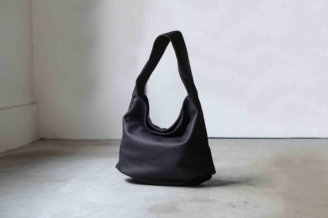 シルキータッチしっとりレザー⁂軽く柔らかい袋タイプ・LUA(LA001)＃漆黒⁂ | iichi 日々の暮らしを心地よくするハンドメイドやアンティークのマーケットプレイス