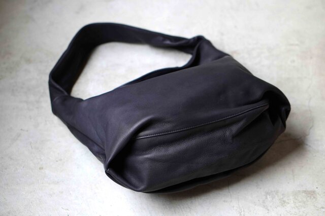 シルキータッチしっとりレザー⁂軽く柔らかい袋タイプ・LUA(LA001)＃漆黒⁂ | iichi 日々の暮らしを心地よくするハンドメイドやアンティークのマーケットプレイス