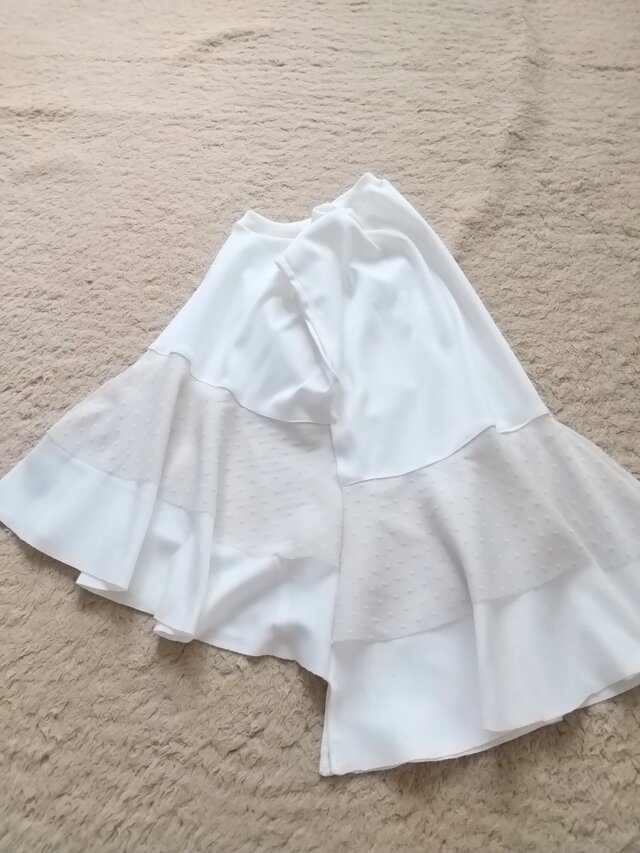 ペプラム裾のホワイトTシャツ | iichi 日々の暮らしを心地よくするハンドメイドやアンティークのマーケットプレイス