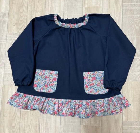 リバティB サックス ラセンビィコットン 長袖スモック フリル Auley Gardend | iichi 日々の暮らしを心地よくするハンドメイドやアンティークのマーケットプレイス