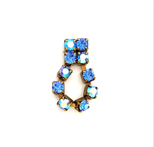 ビンテージ スワロフスキー サファイア・サファイアAB 雫 揺れる 小さい ピンブローチ】1970年代 オーストリア | iichi 日々の暮らしを心地よくするハンドメイドやアンティークの ...