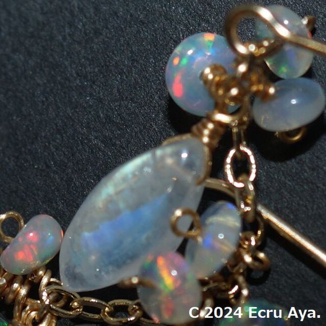 *6月の空*レインボームーンストーンなどのアシンメトリーピアス | iichi 日々の暮らしを心地よくするハンドメイドやアンティークのマーケットプレイス