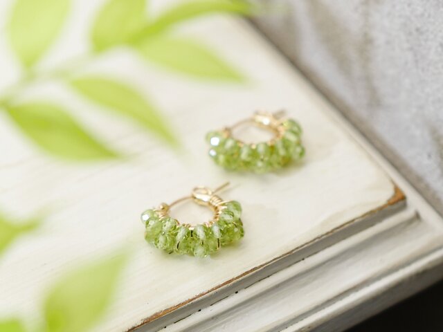 【14kgfピアス】ペリドット レースフープ 小・8月誕生石 | iichi 日々の暮らしを心地よくするハンドメイドやアンティークのマーケットプレイス