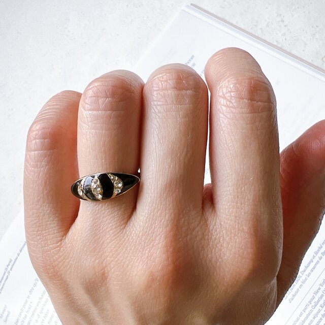 R357-ヴィンテージリング U.K. 1980〜90s Dainty Black Enamel & Crystal | iichi 日々の暮らしを心地よくするハンドメイドやアンティークの ...