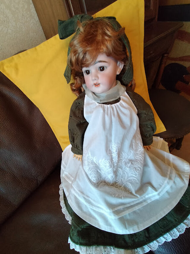 ドール背丈70cm前後用 ワンピとエプロンセット（モスグリーン） | iichi 日々の暮らしを心地よくするハンドメイドやアンティークのマーケットプレイス