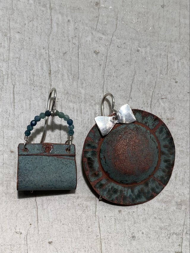 帽子とバッグのピアス | iichi 日々の暮らしを心地よくするハンドメイドやアンティークのマーケットプレイス