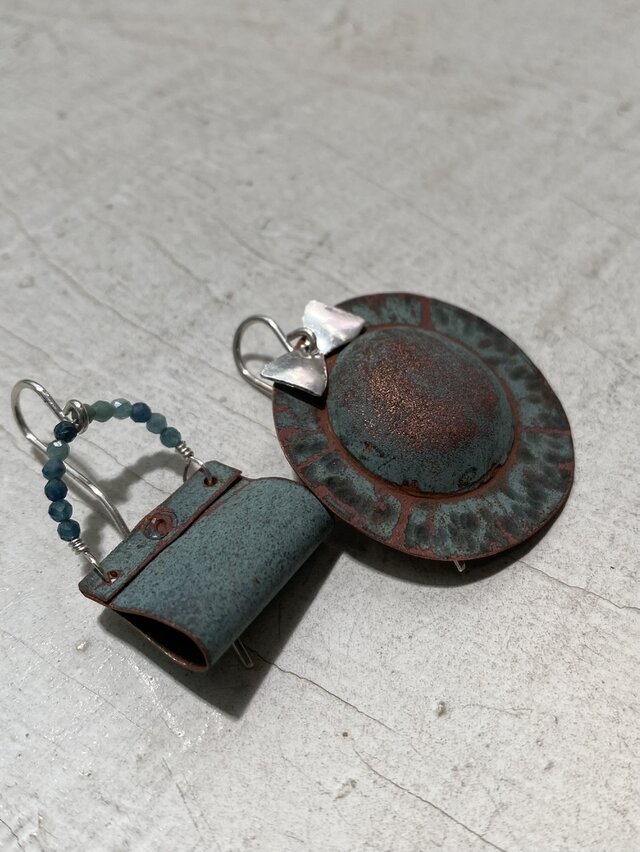 帽子とバッグのピアス | iichi 日々の暮らしを心地よくするハンドメイドやアンティークのマーケットプレイス